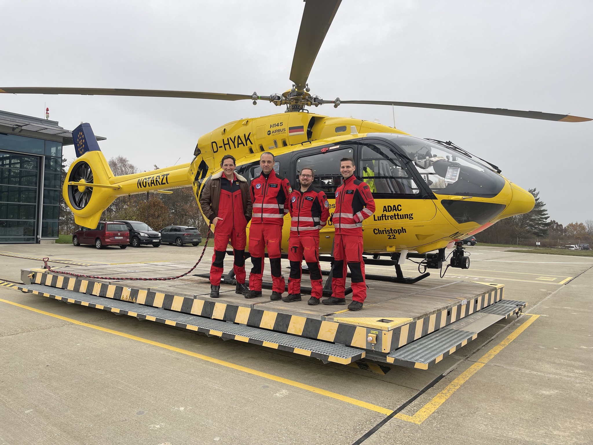 Captain Joe zu Besuch bei "Christoph 22" - ADAC Luftrettung