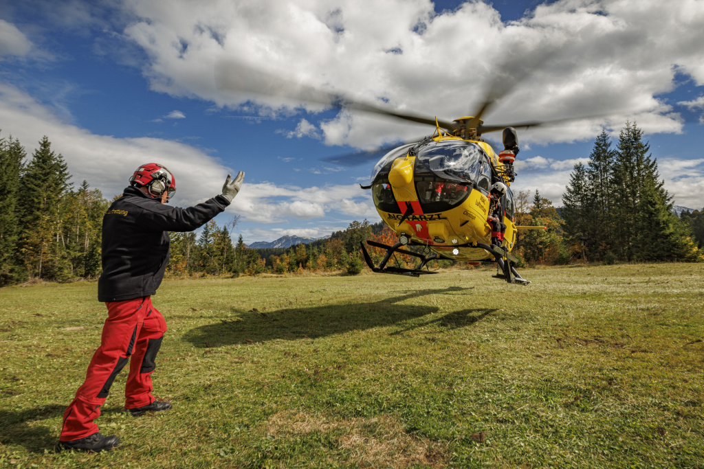 ADAC Luftrettung trainiert Windeneinsätze in den Alpen - ADAC Luftrettung